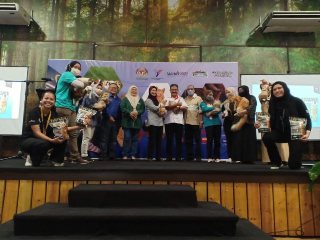 "Purrrfect Super Premium" Cat Food Launched By FGV ALMA At MAHA 2022 ...