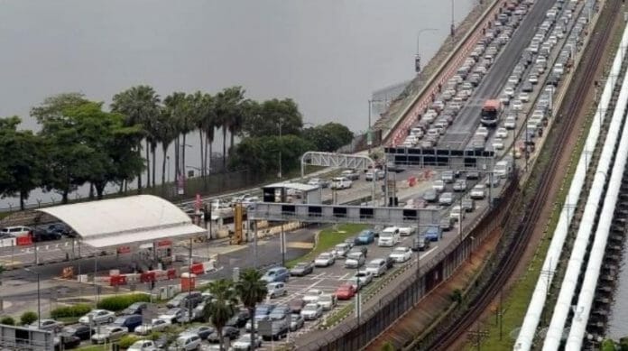 Heavy Traffic At Singapore-Malaysia Checkpoints For Raya, Here's What ...
