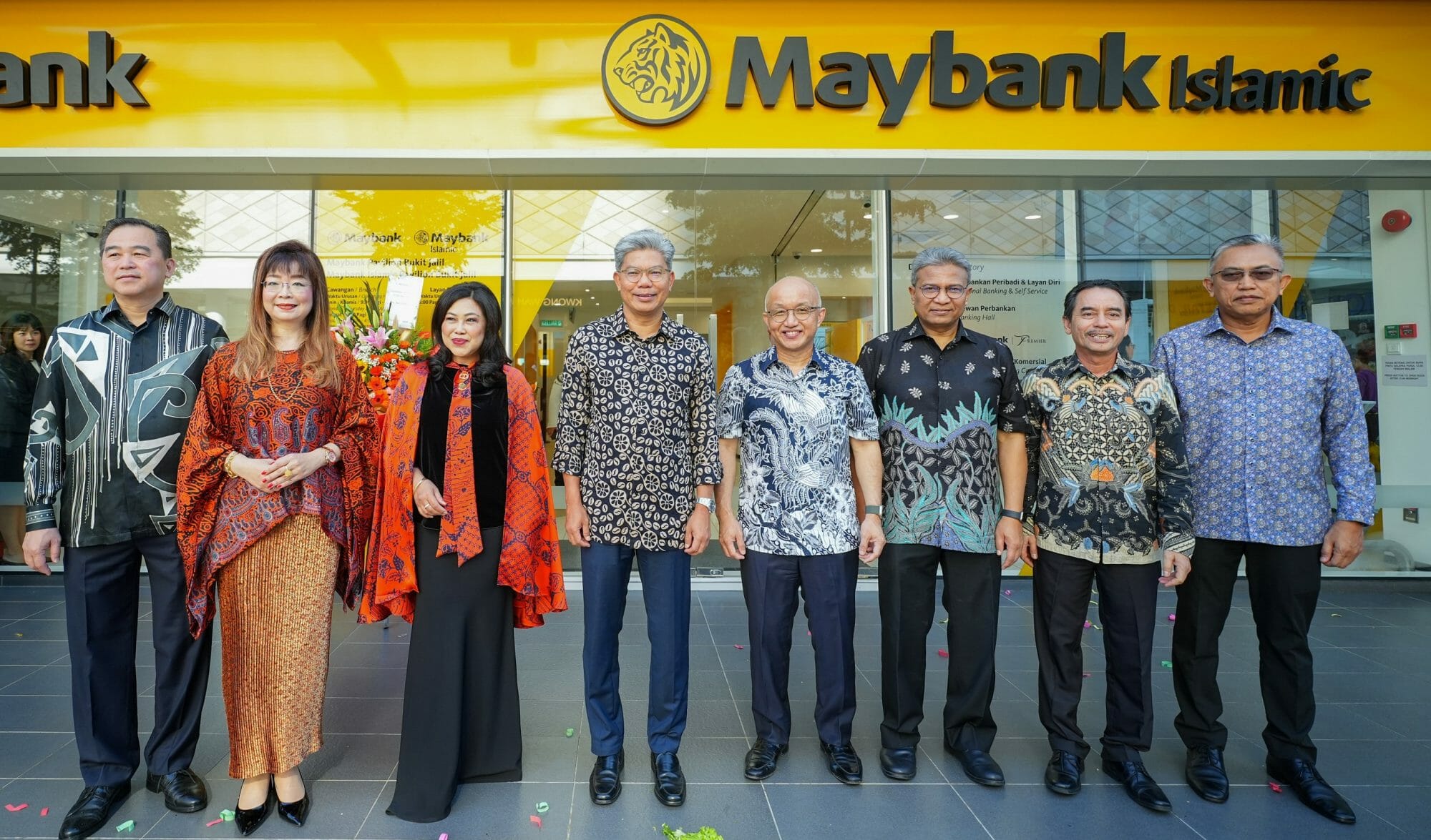 Maybank Launches First ‘Phygital’ Signature Branch To Serve 1.5 Million ...