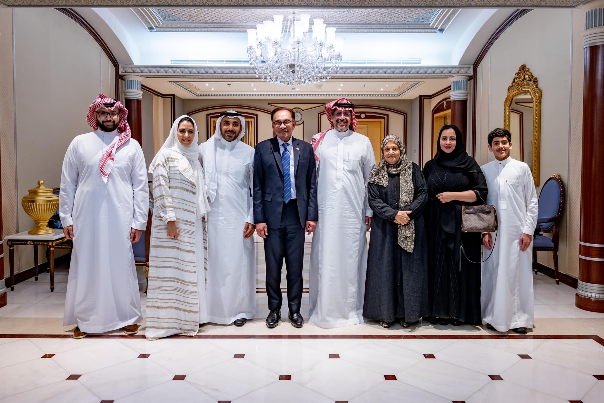 Anwar Meets Family Of Former UIAM Rector In Riyadh - BusinessToday