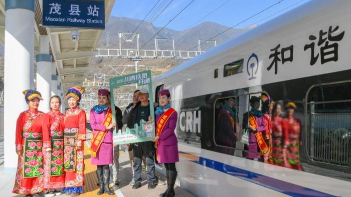 Sichuan-Qinghai High Speed Railway Opens, A Scenic Passage Across Tibet