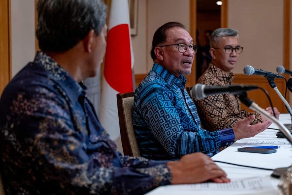 PM Anwar Commends MACC, Police For Fearless Actions Against Corruption ...