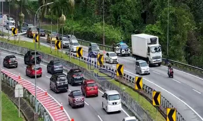 Traffic Stretches 20km On KL-Karak Highway As Mad Rush To City Starts