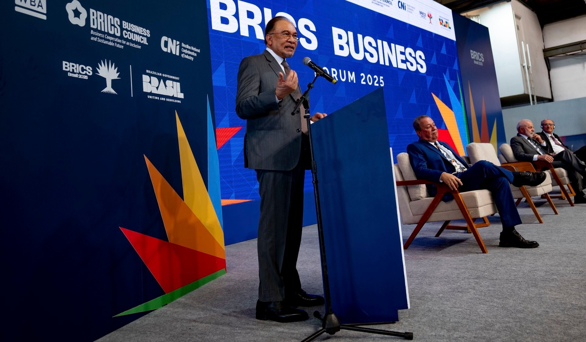 Anwar: ASEAN Boosting Local Currency Trade To Build Fairer Financial System