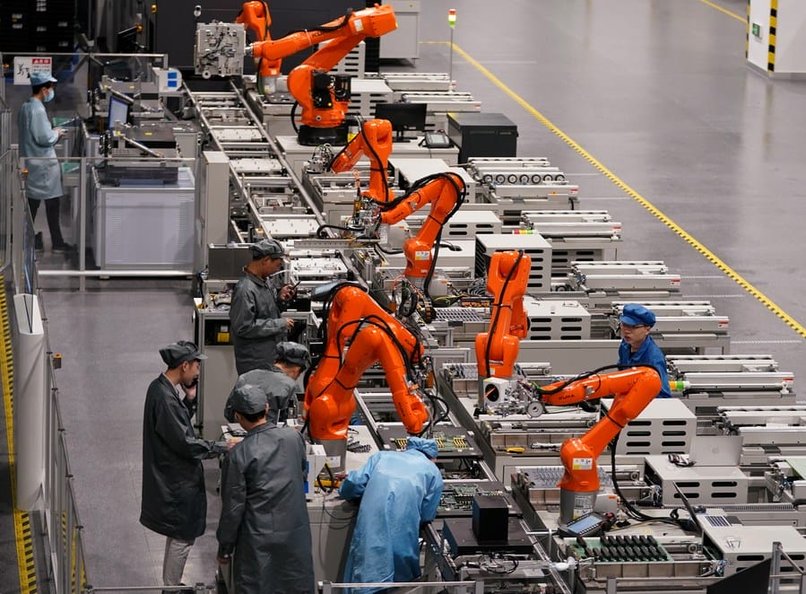 China's Manufacturing Jan 2026 PMI Slips Back Into Contraction